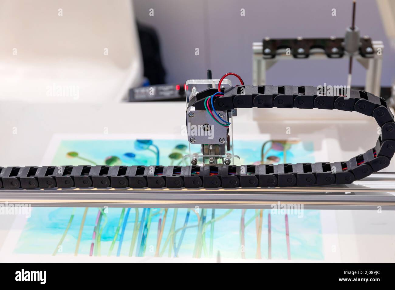 Electronic robot equipped with a brush, thanks to a particular ...