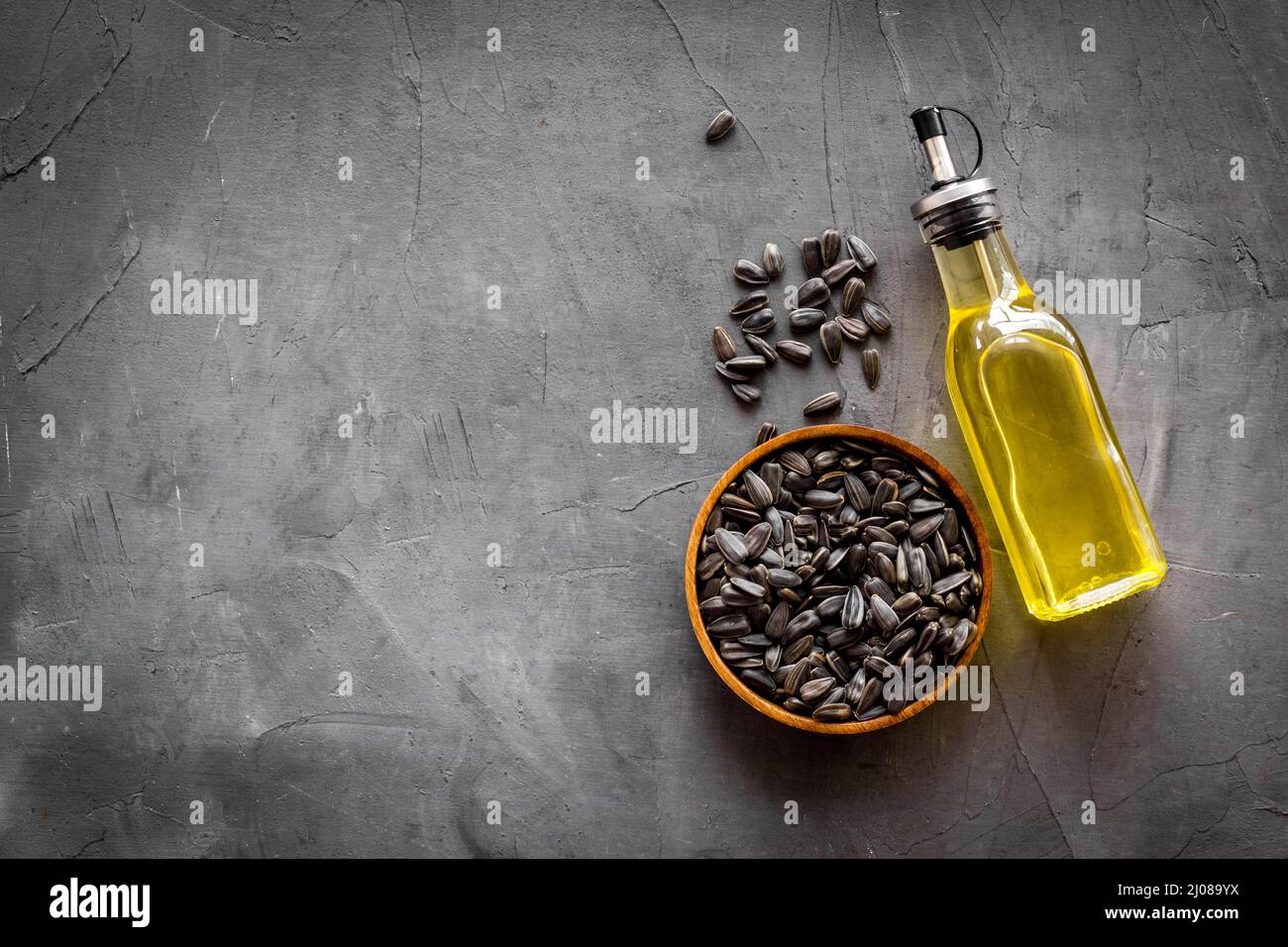 Sunflower oil in bottle with seeds. Cooking oil background Stock Photo ...