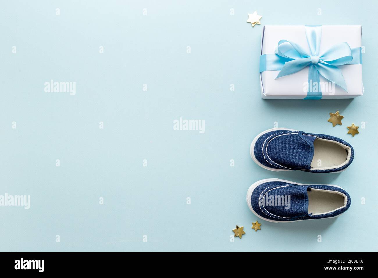 Baby blue booties - babyshower party background Stock Photo - Alamy