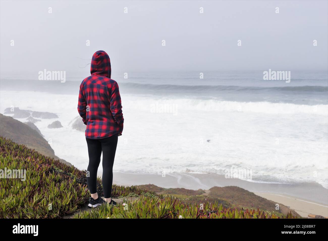Standing edge cliff hi-res stock photography and images - Alamy
