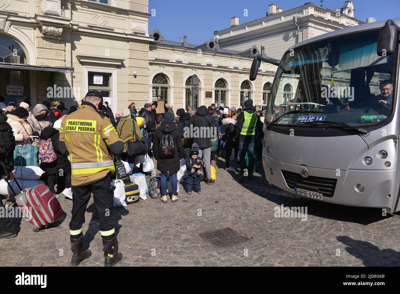 Ukrainians arrive uk hi-res stock photography and images - Alamy
