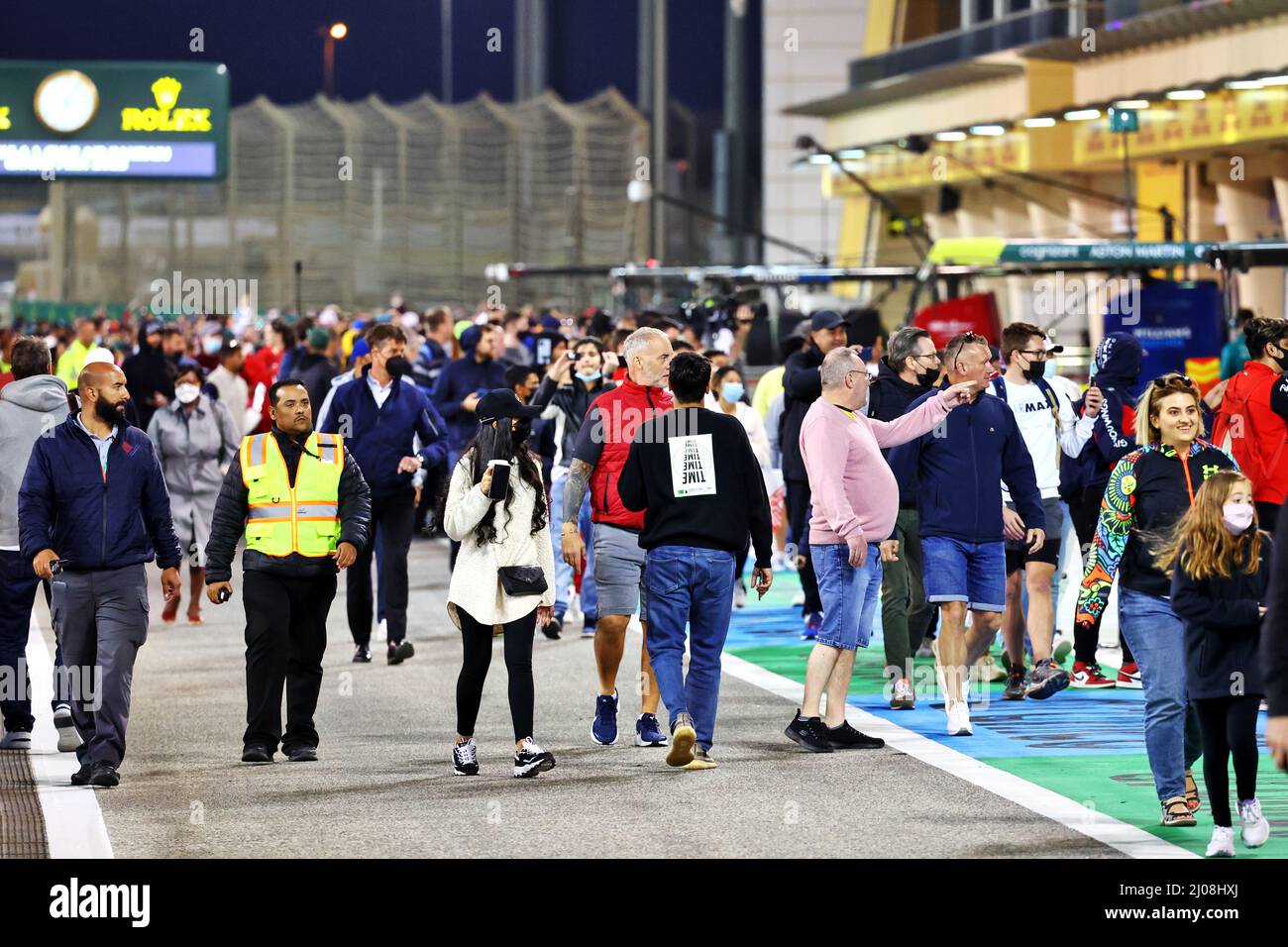 Bahrain international circuit audience hi-res stock photography and ...