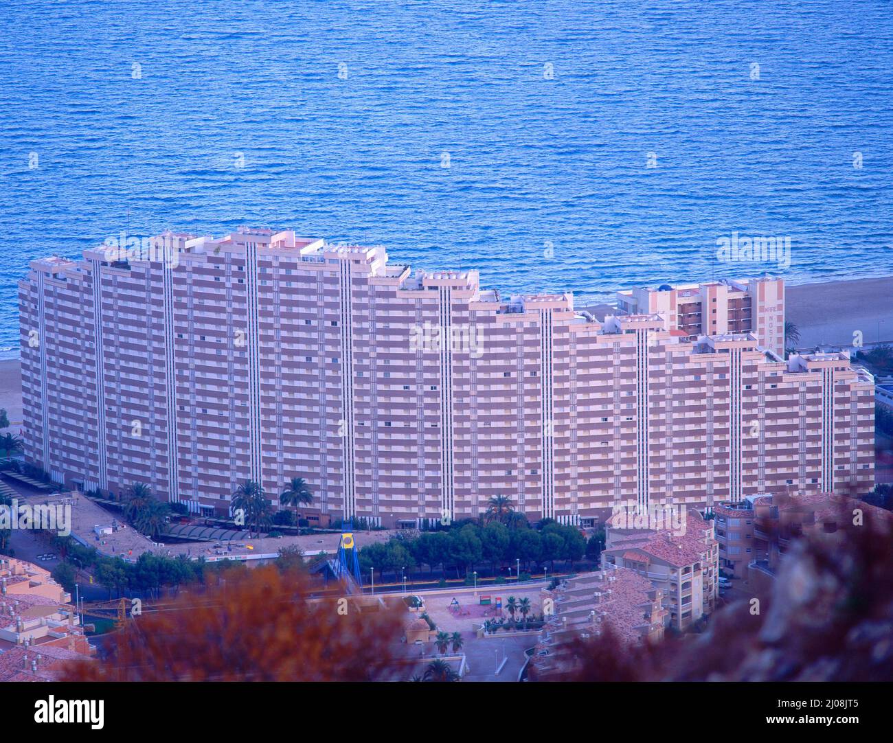 EDIFICIO DE APARTAMENTOS CON EL MAR MEDITERRANEO AL FONDO. Location: EXTERIOR. Cullera. Valencia ...