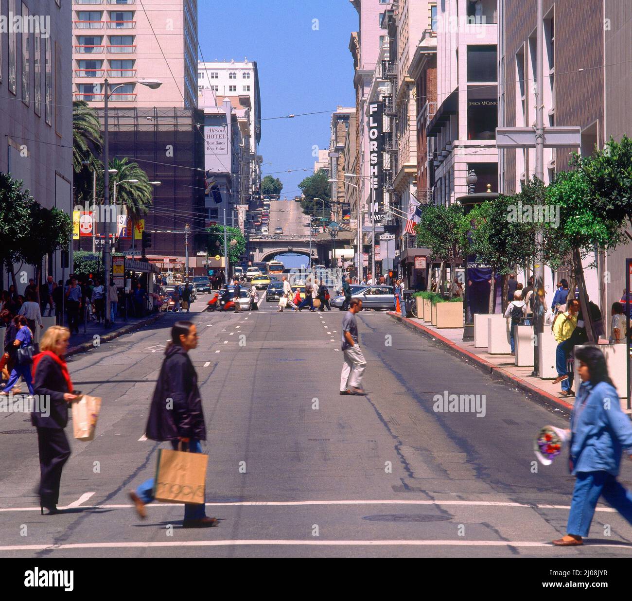 TRANSEUNTE CRUZANDO UNA CALLE. Location: EXTERIOR. SAN FRANCISCO ...