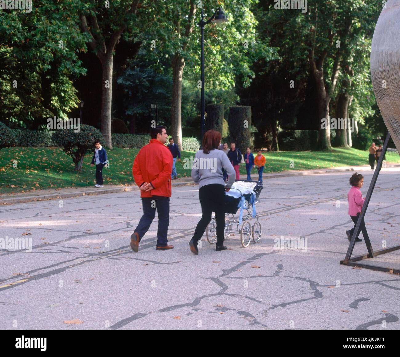 GENTE PASEANDO POR EL PASEO DE COCHES DEL RETIRO. Location: RETIRO, EL ...