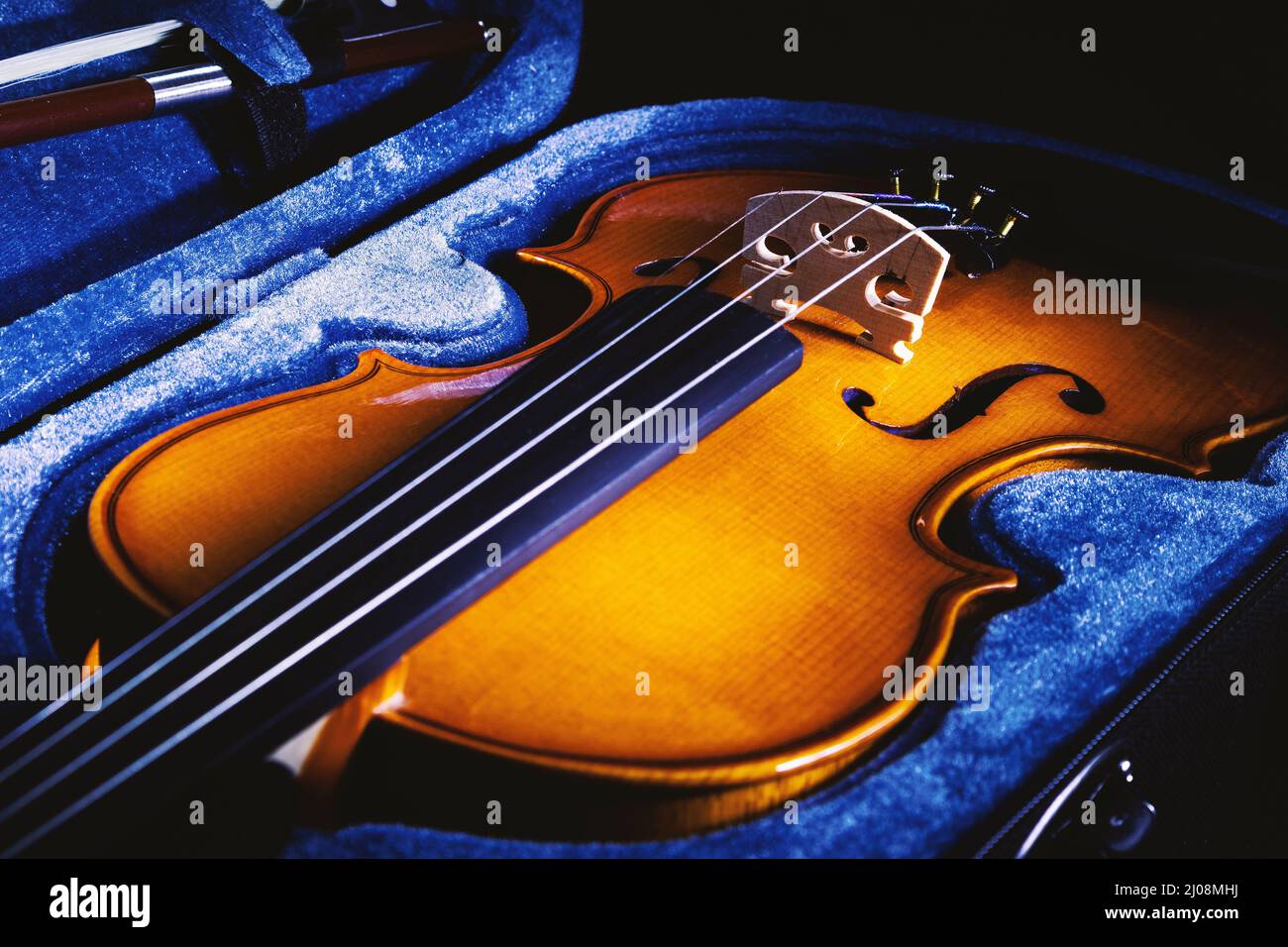 Violin bridge strings details hi-res stock photography and images - Alamy