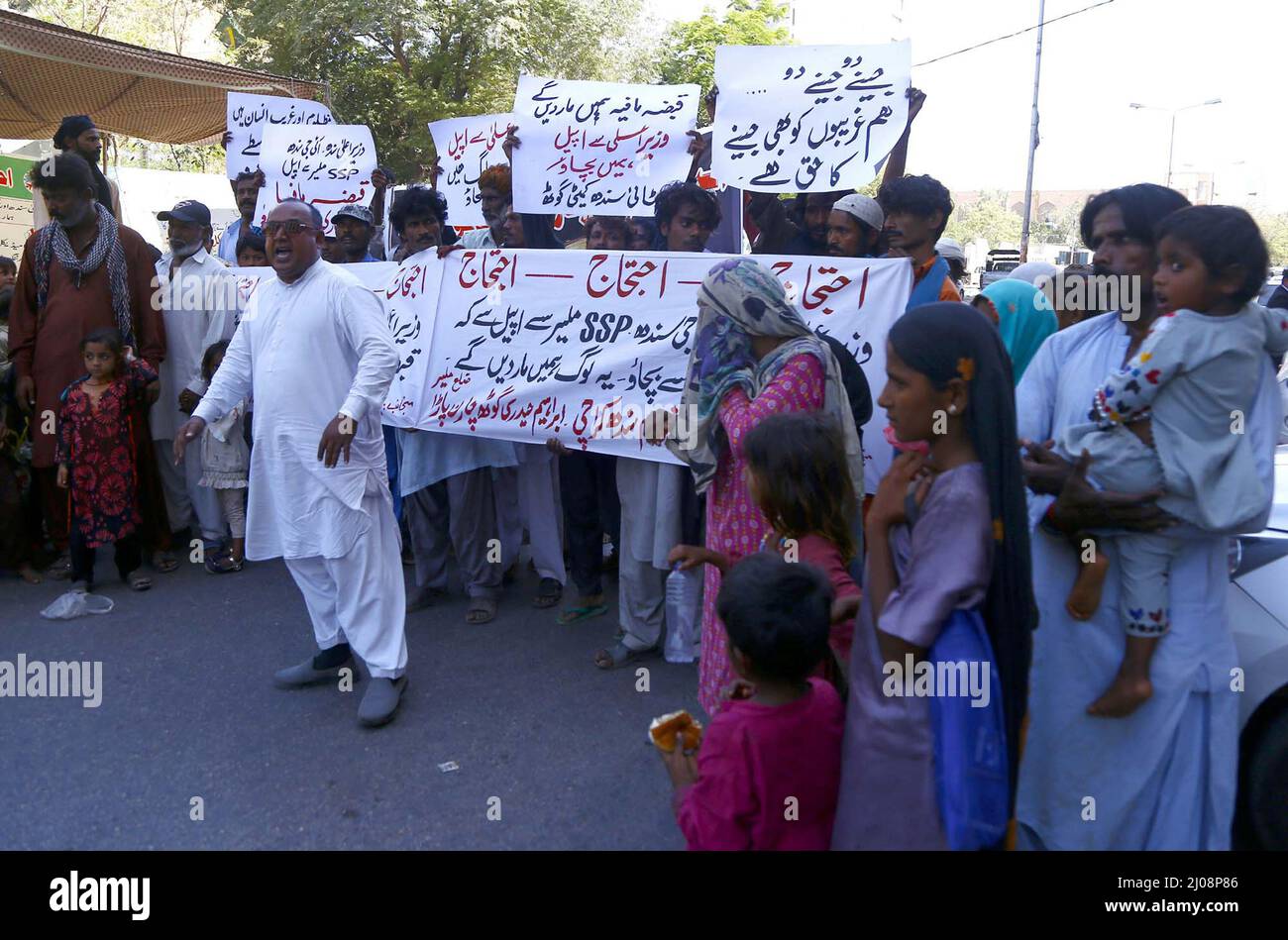 Hyderabad, Pakistan. 17th Mar, 2022. Members of Bhittai Sindh Committee ...