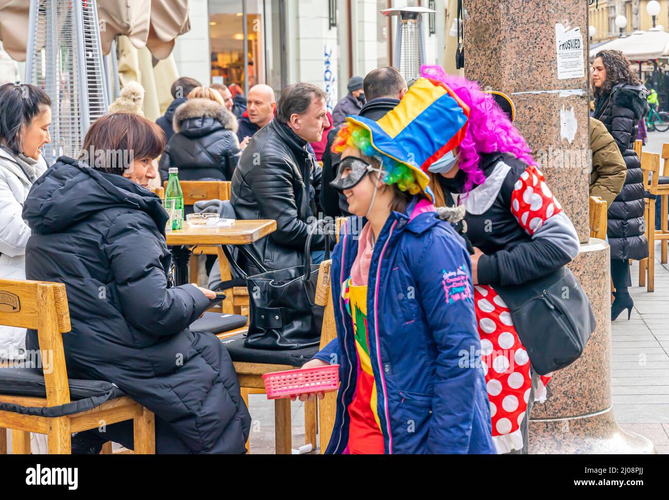 Begging children hi-res stock photography and images - Alamy