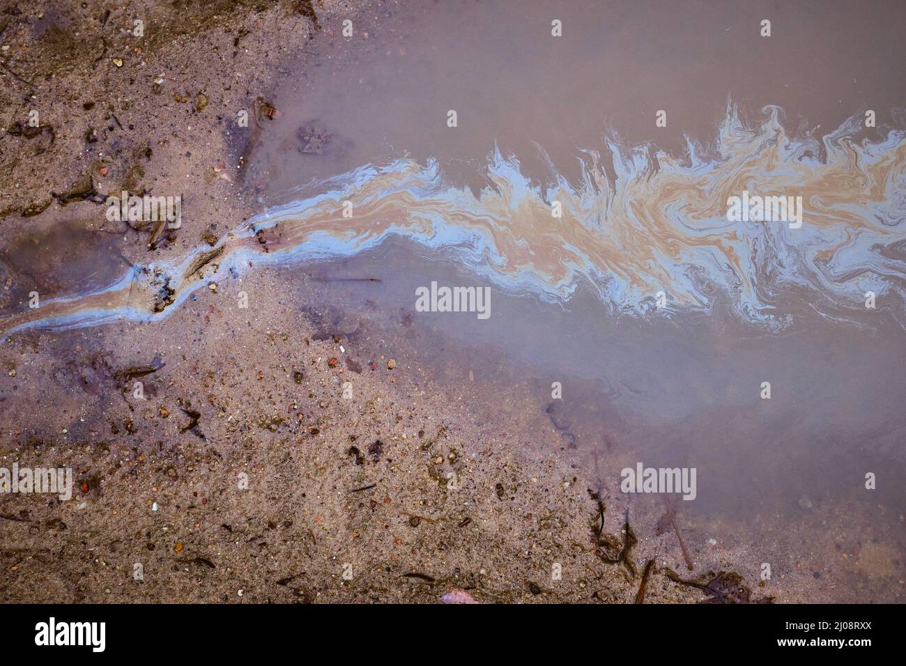 Oil in a puddle hi-res stock photography and images - Alamy
