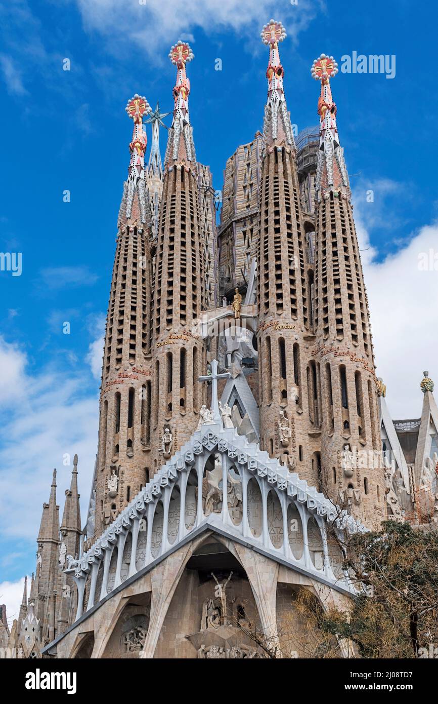 BASILICA i TEMPLE EXPIATORI de la SAGRADA FAMILIA BARCELONA SPAIN VIEW OF PASSION FACADE Stock ...