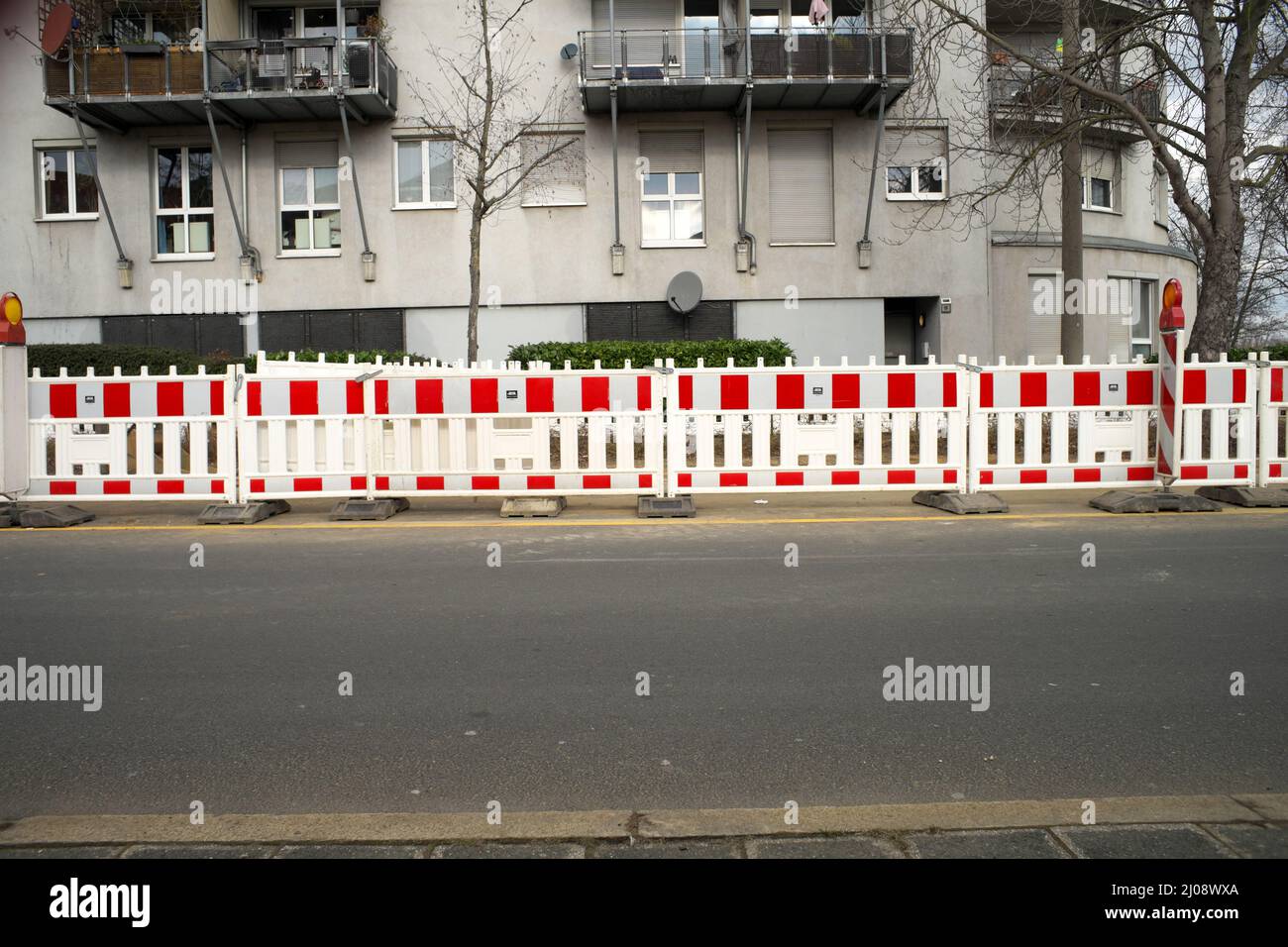 Construction facade barrier hi-res stock photography and images - Alamy
