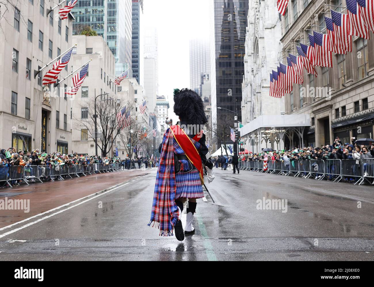 New York, USA. 17th Mar, 2022. Marchers wearing kilts move up the ...