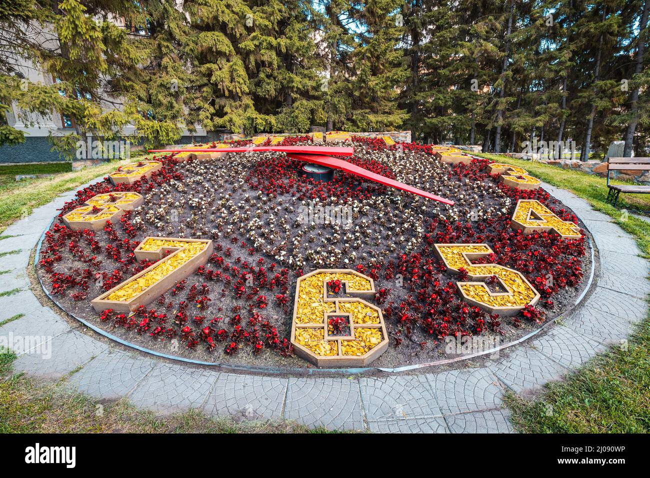 flower bed in the form of a clock as a solution for landscape design ...