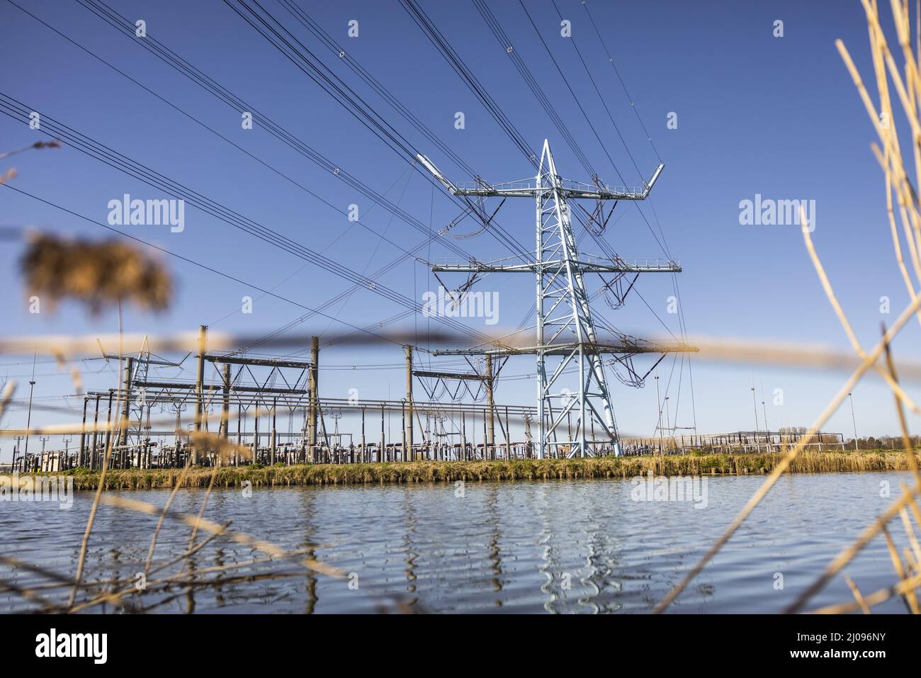 ILLUSTRATIEF - Hoogspanningsstation Tennet Rijswijk Wateringen met ...