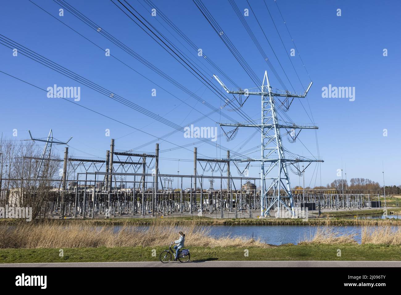 Hoogspanningskabels hoogspanningslijnen hi-res stock photography and ...