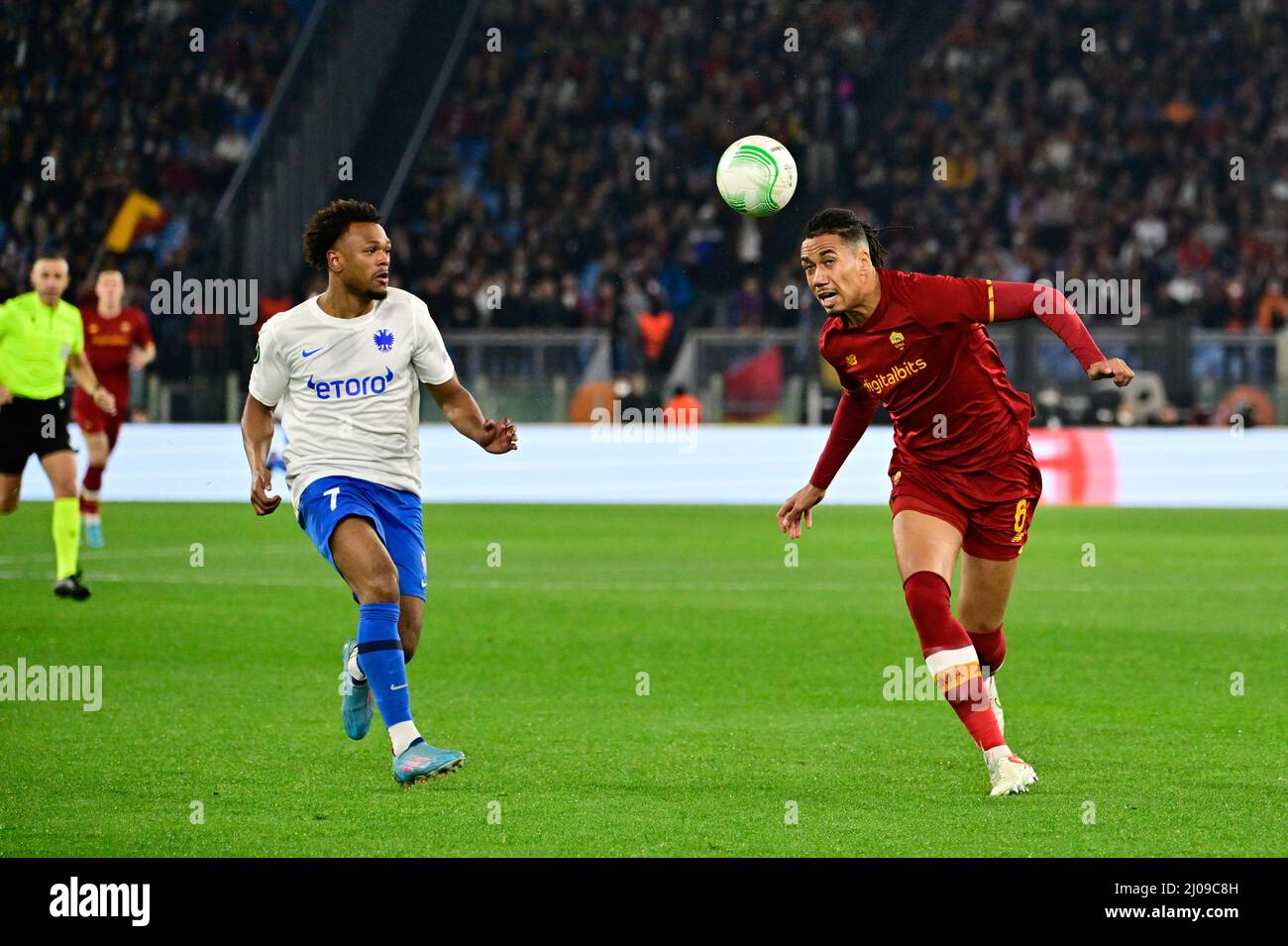 Chris Smalling (AS Roma) Lois Openda (Vitesse) during the UEFA Europa ...