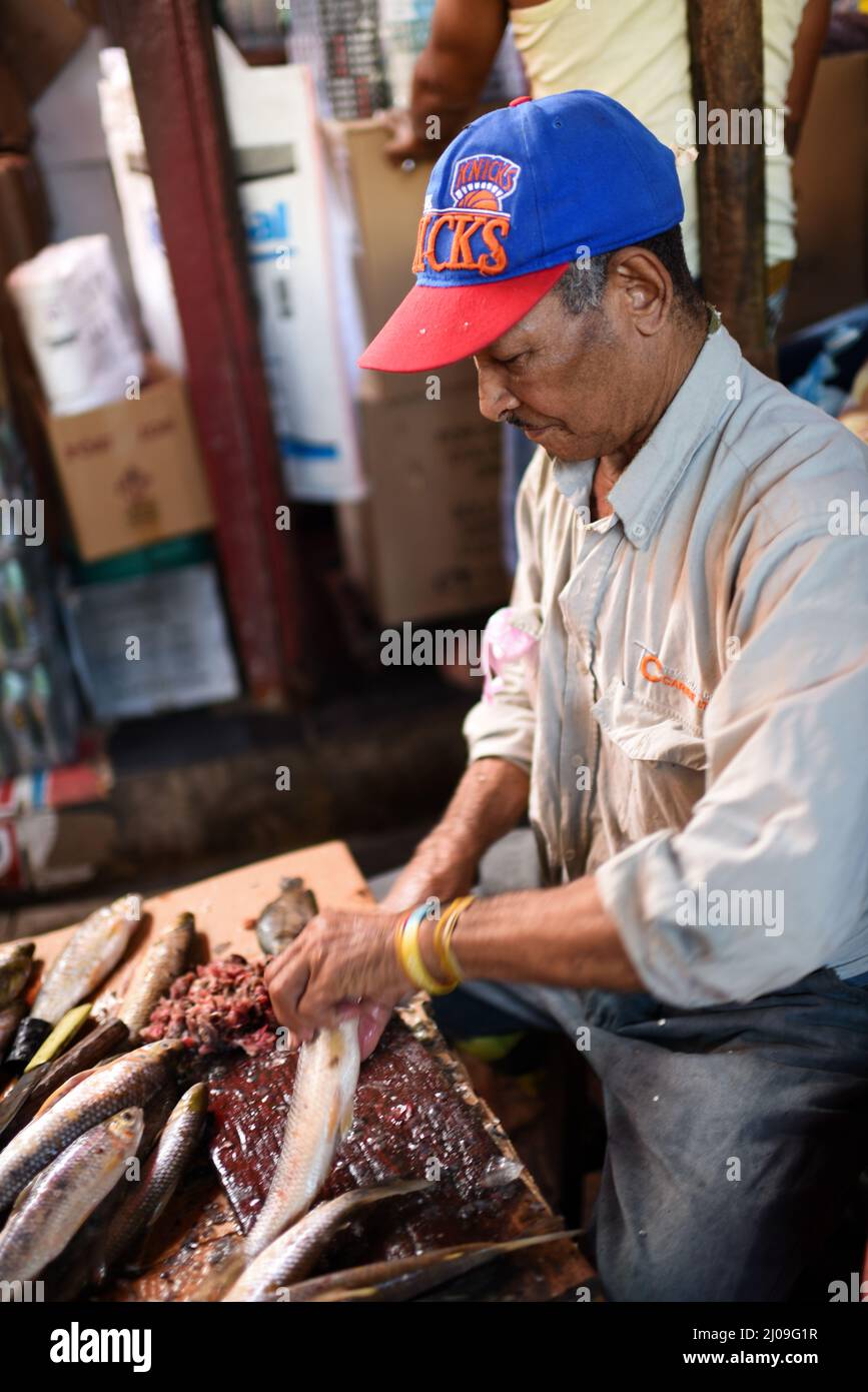 Man chopping fish and removing the scales at Cartagena's local popular ...