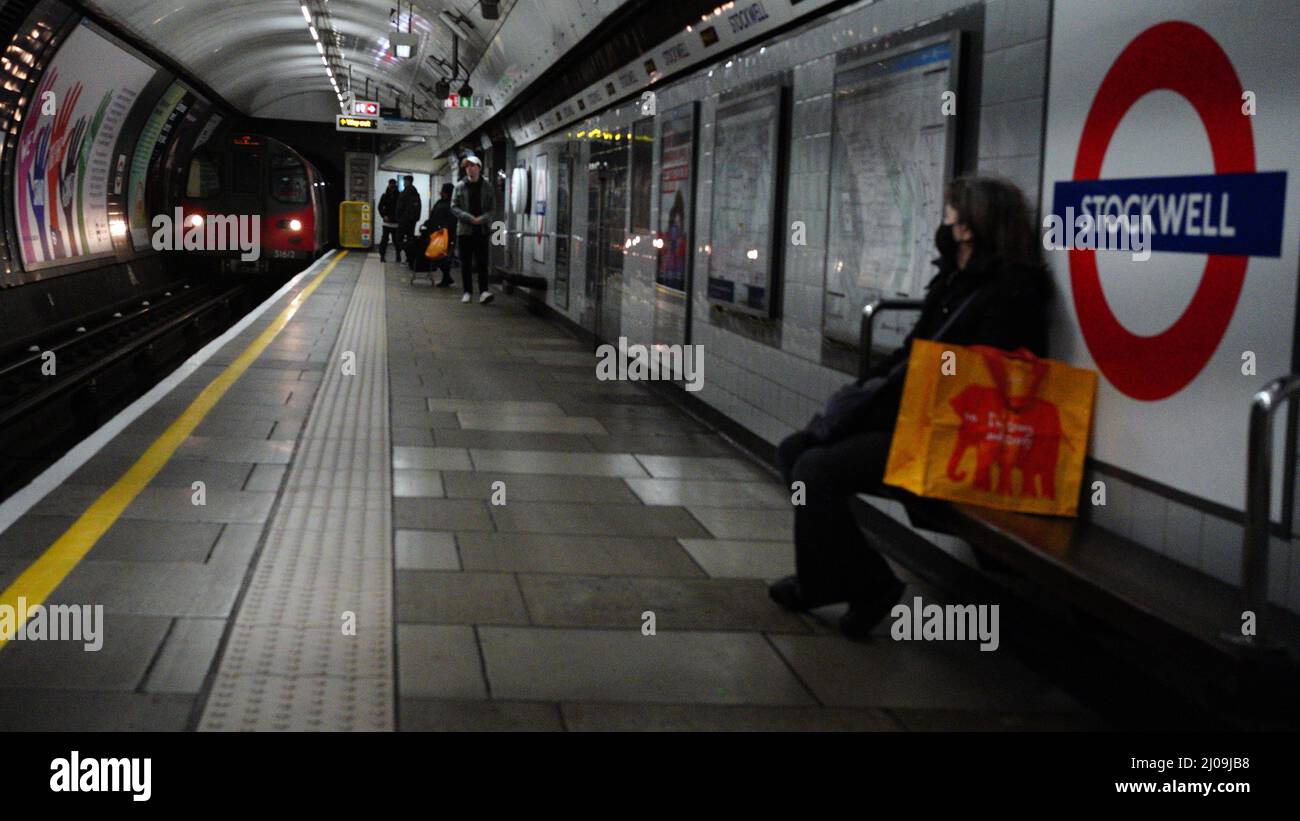 Generic stock of commuters waiting to board a Victoria line train at ...