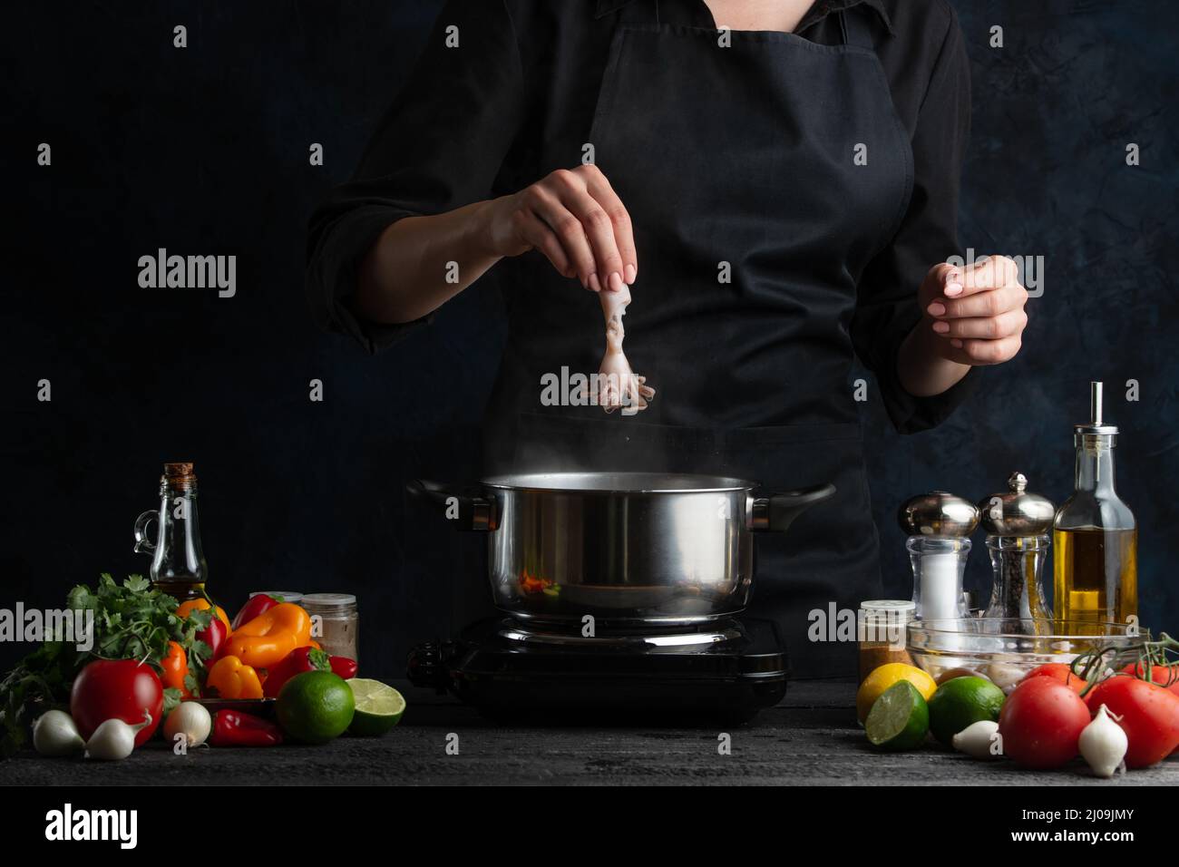 Pan of boiling water hi-res stock photography and images - Alamy