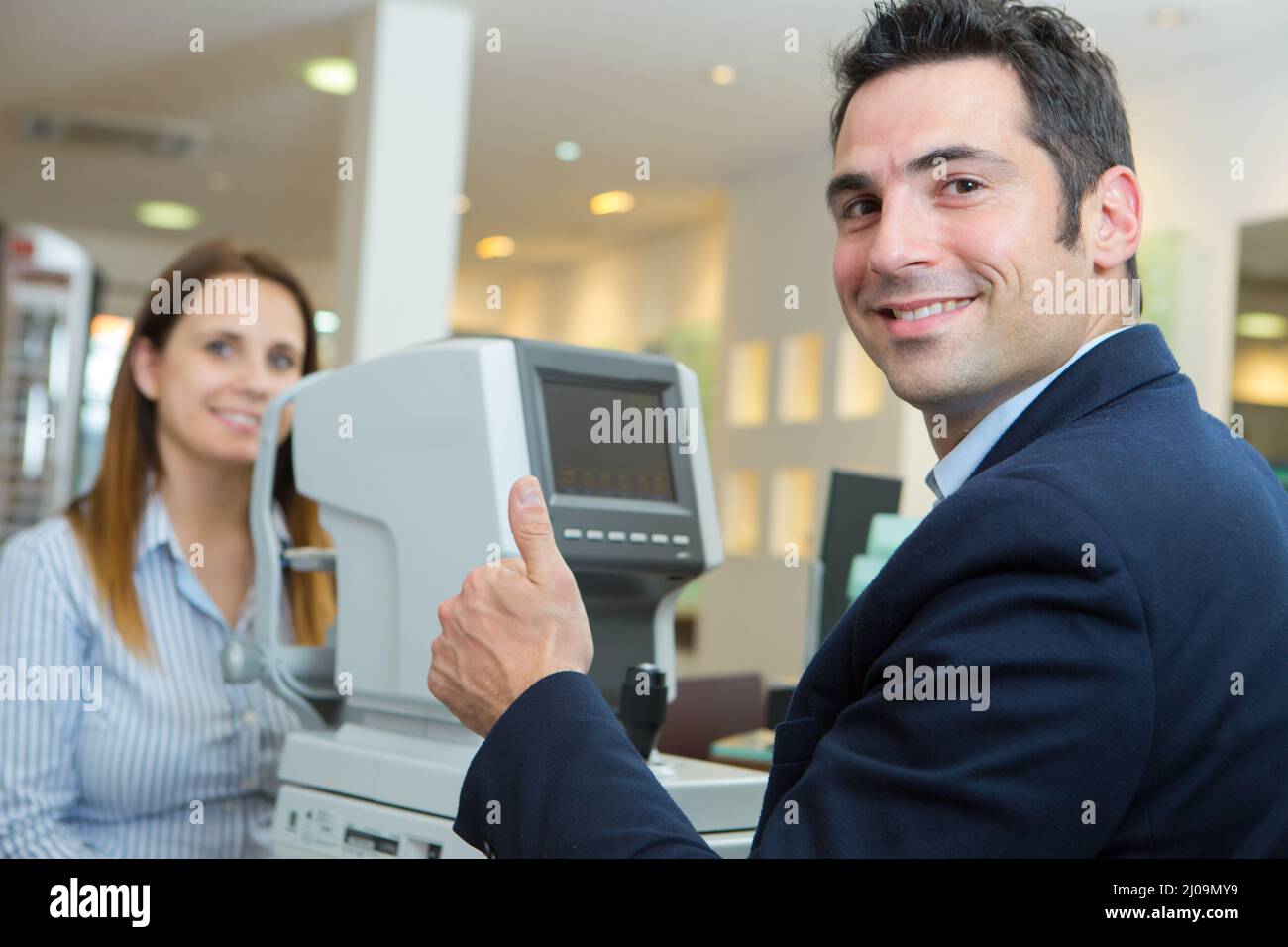 professional man during eye test Stock Photo - Alamy