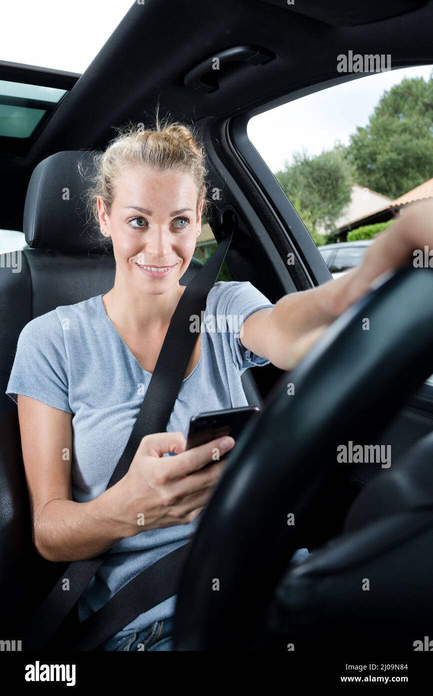 woman texting while driving a car Stock Photo - Alamy