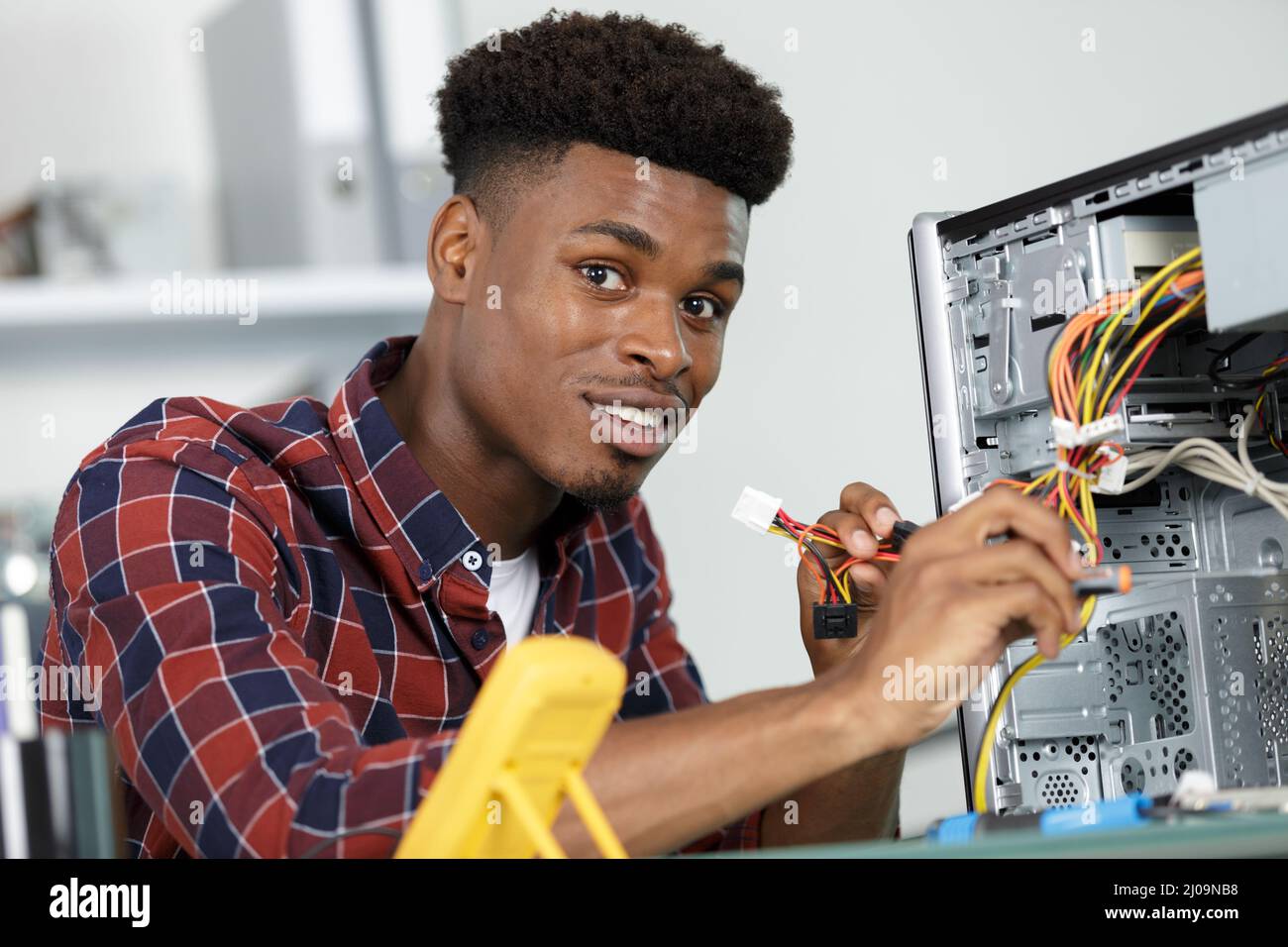 Fixing computer african hi-res stock photography and images - Alamy