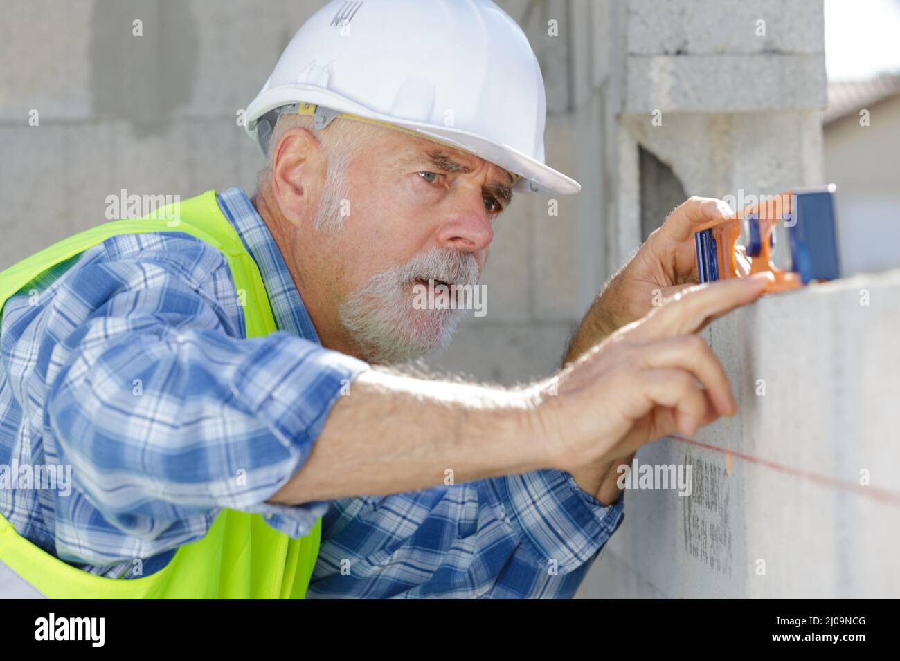 Construction worker using level hi-res stock photography and images - Alamy