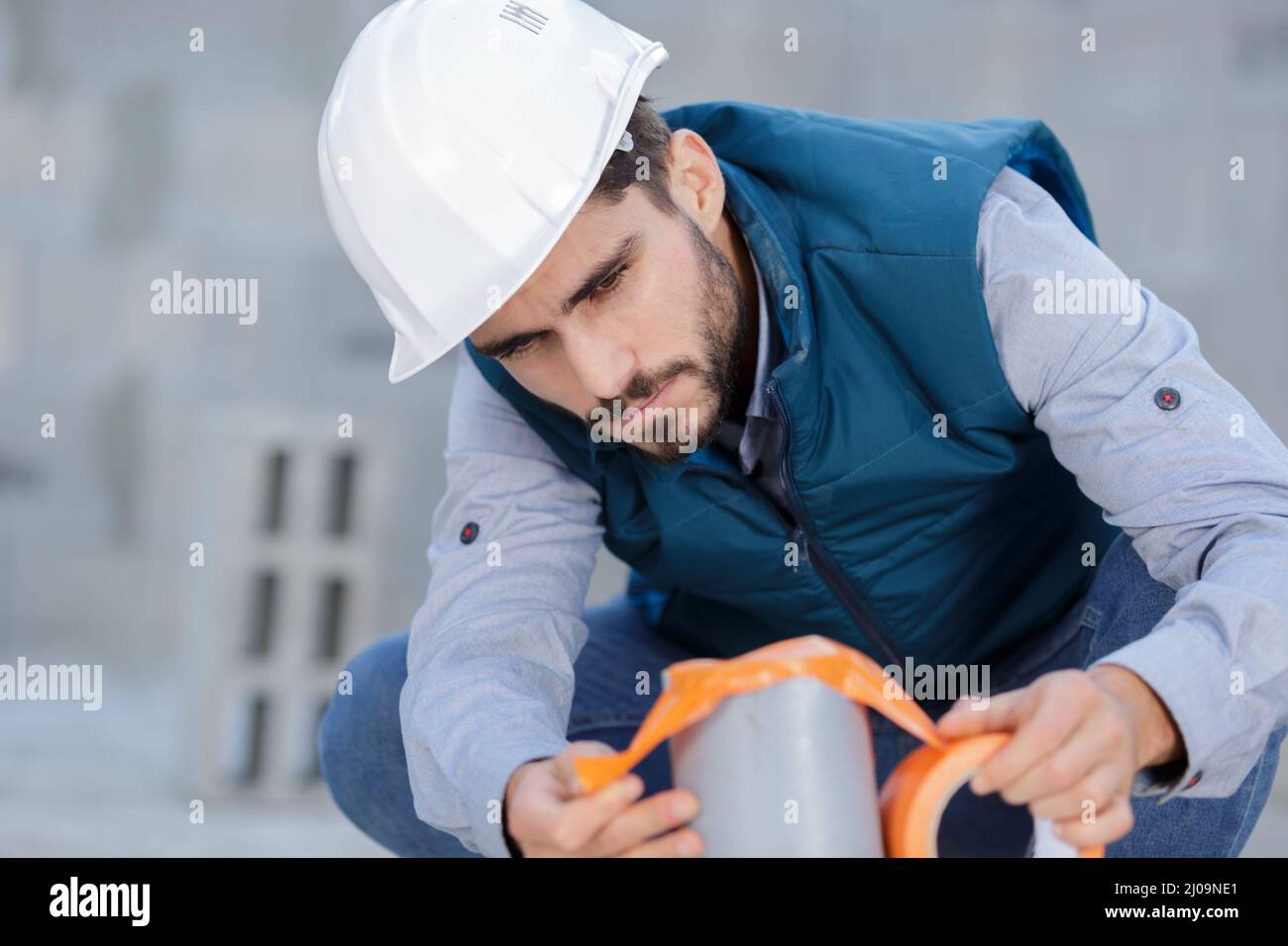 Four fixing hi-res stock photography and images - Alamy