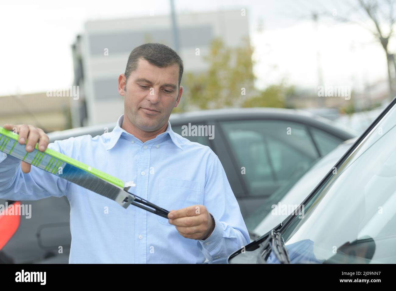 man changing car wipers Stock Photo - Alamy