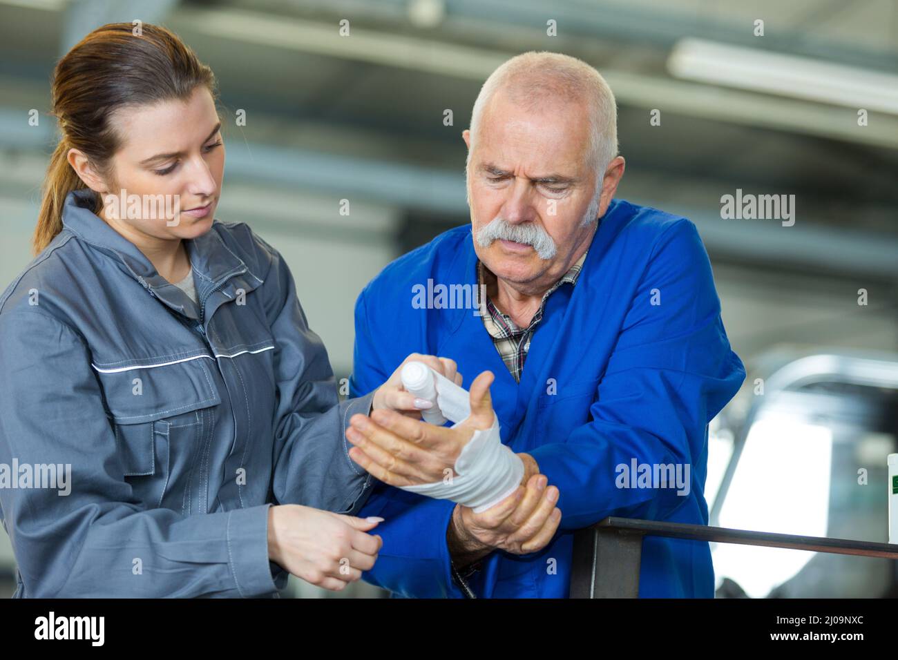 construction worker has suffering from pain in wrist Stock Photo - Alamy