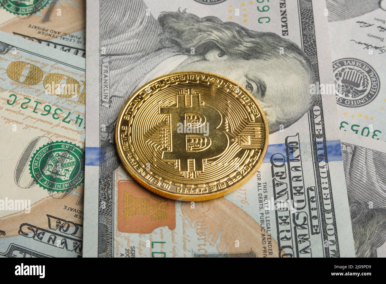 Gold coin bitcoin on hundred-dollar bills Stock Photo - Alamy