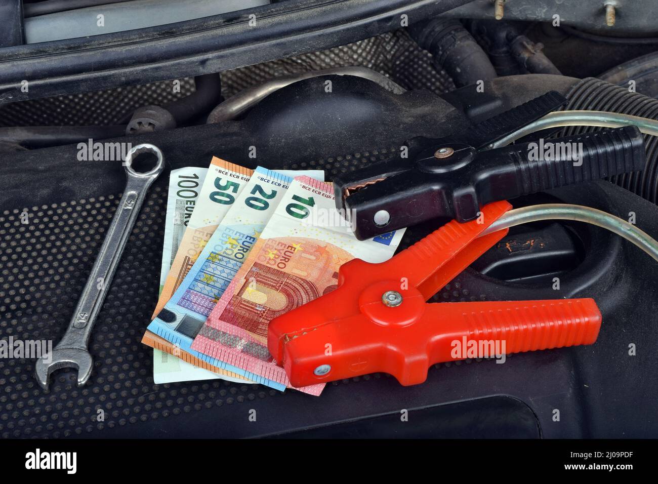 Battery alligator clamp hi-res stock photography and images - Alamy