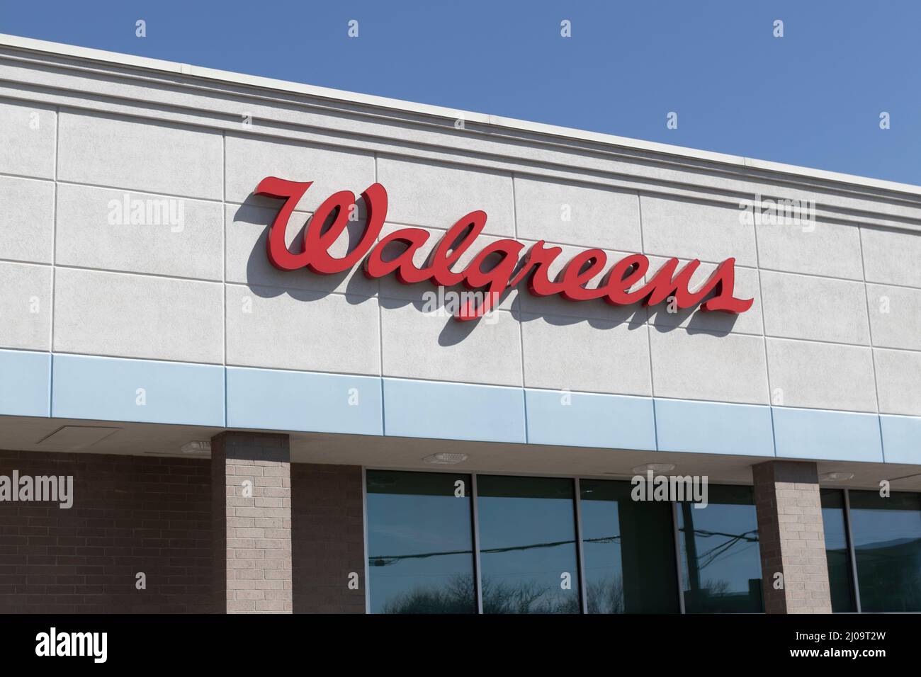 Second largest pharmacy store chain hi-res stock photography and images ...