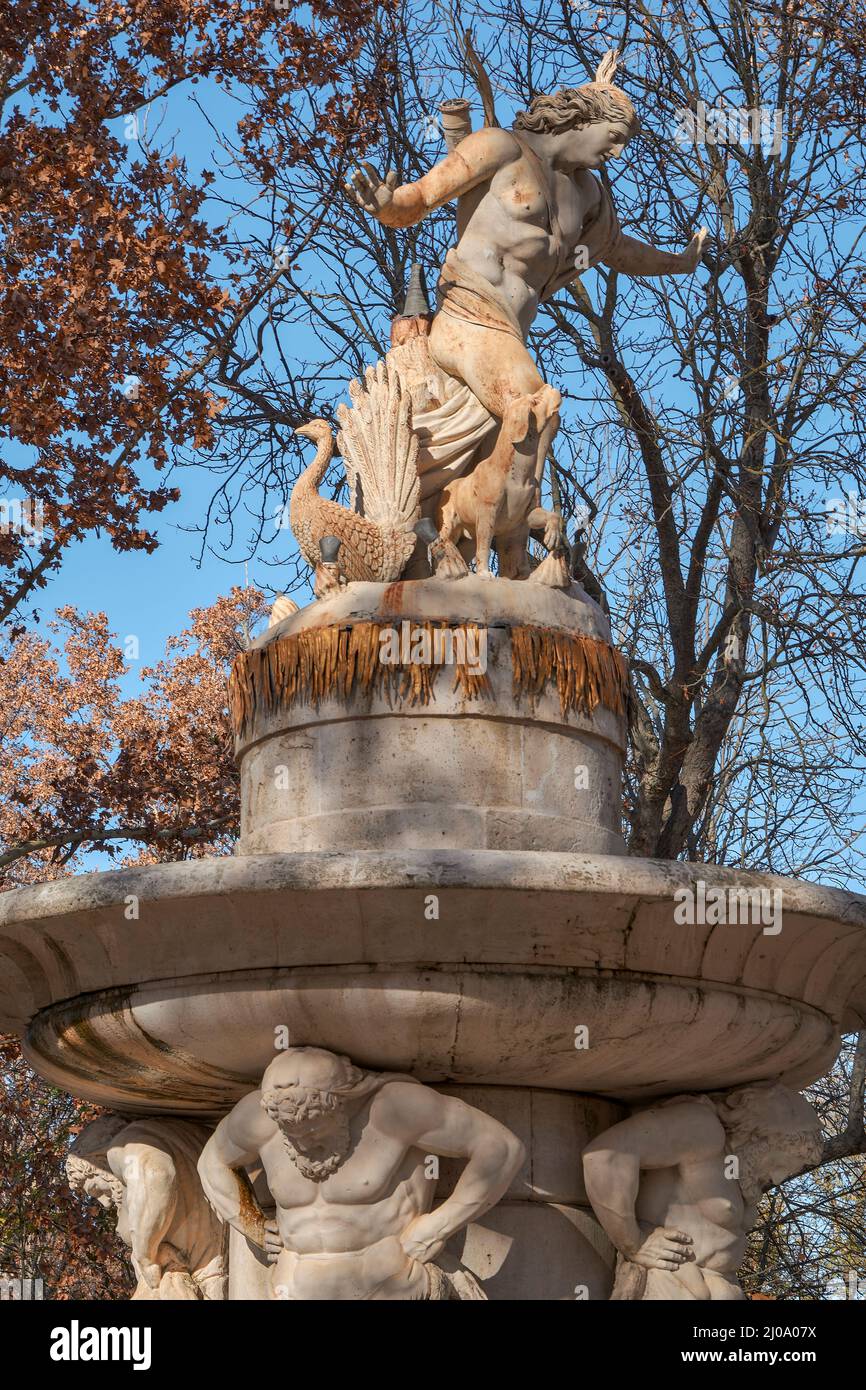 18th century statue in gardens hi-res stock photography and images - Alamy