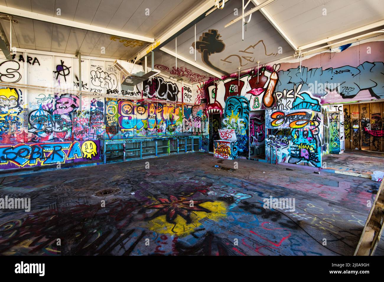 Abandoned Gas Service Station Graffiti Stock Photo - Alamy