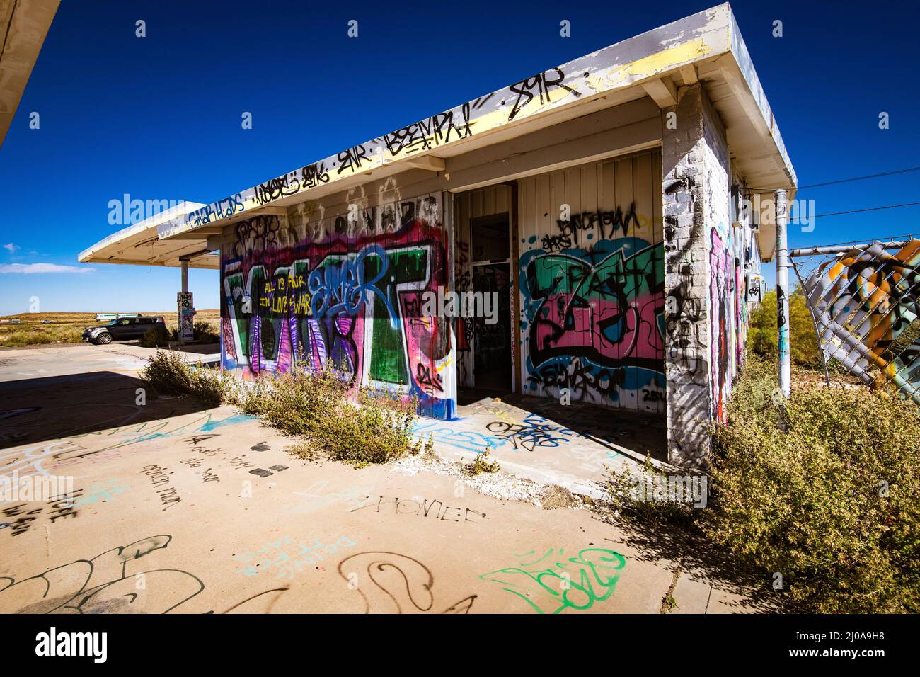 Abandoned Gas Service Station Graffiti Stock Photo - Alamy