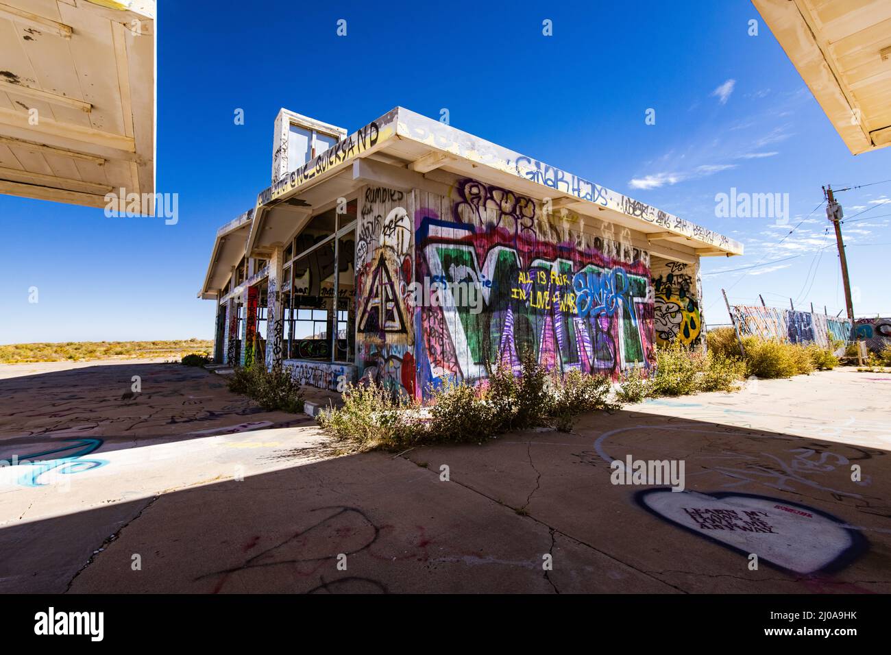 Abandoned Gas Service Station Graffiti Stock Photo - Alamy