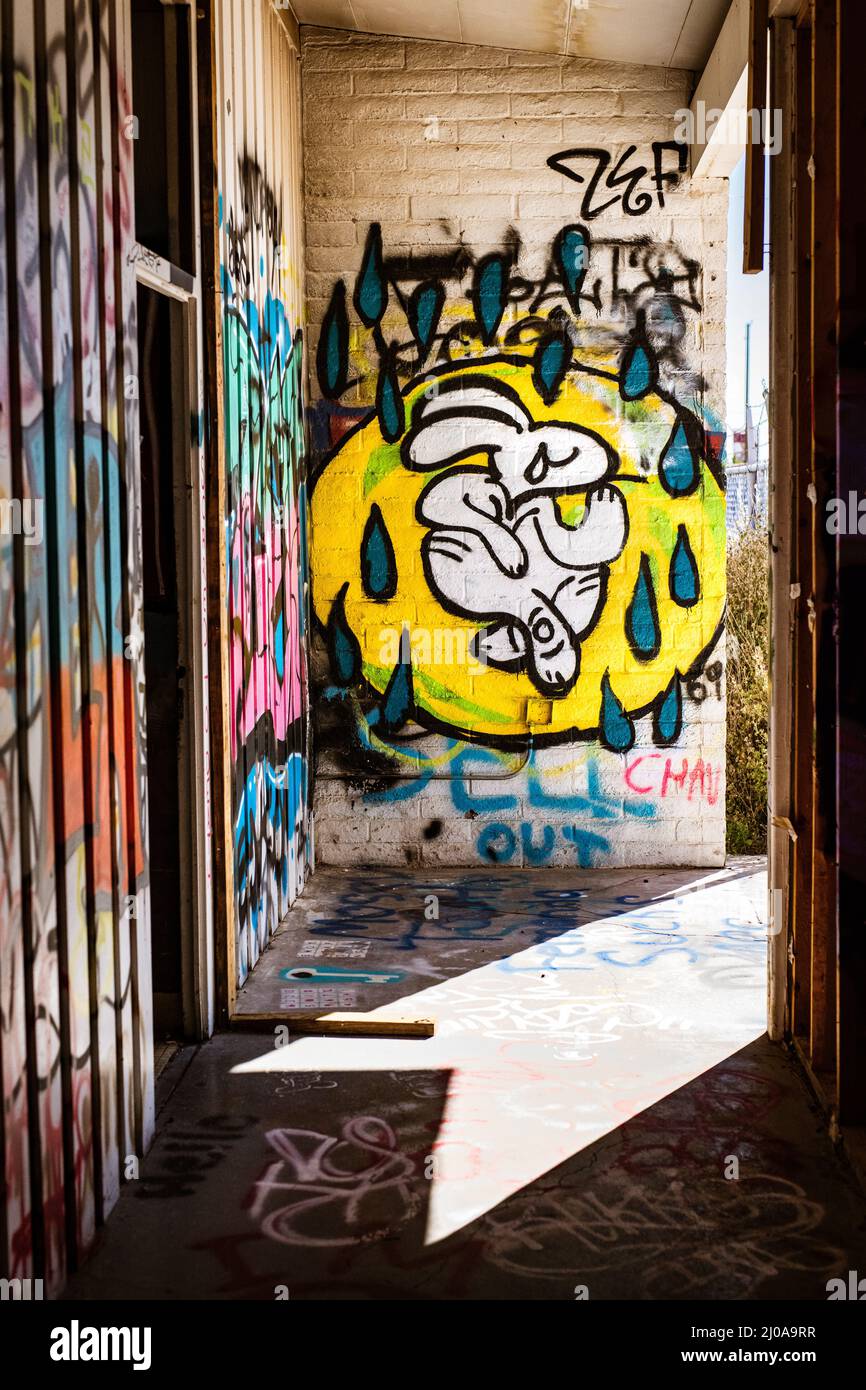 Abandoned Gas Service Station Graffiti Stock Photo - Alamy