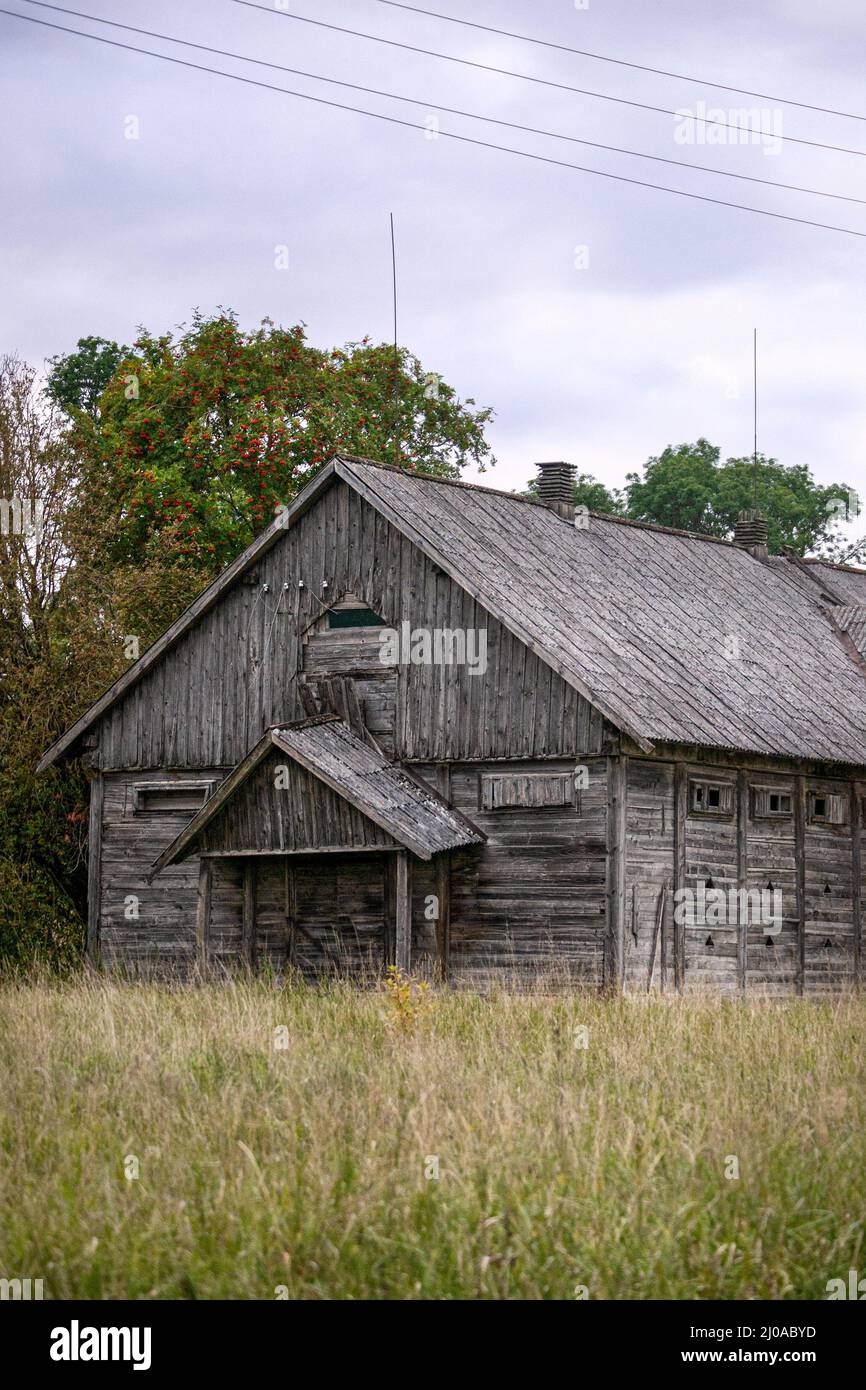 Old wooden barn building in the countryside Stock Photo - Alamy