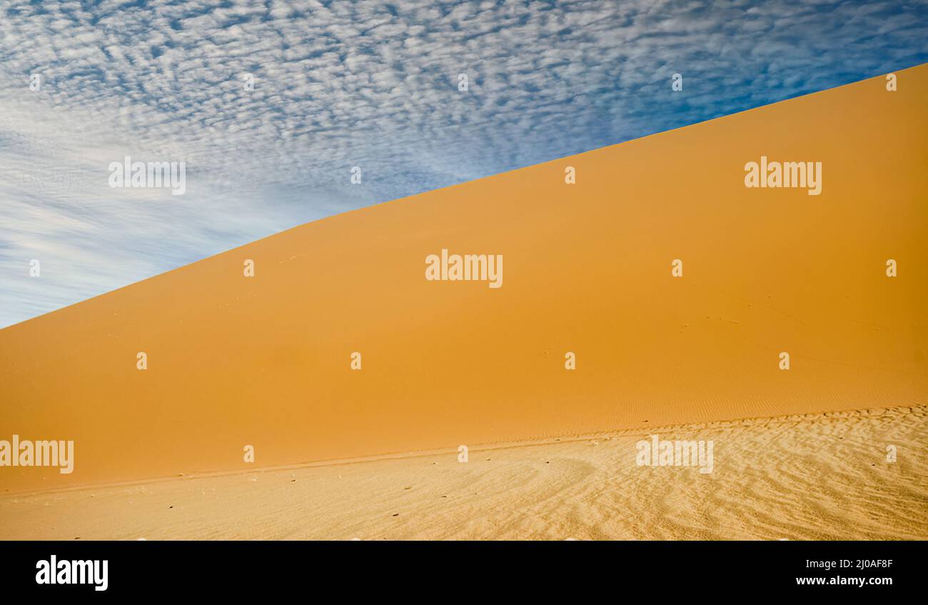 Dramatic sky over the sand dunes in the southern Sahara desert Stock ...