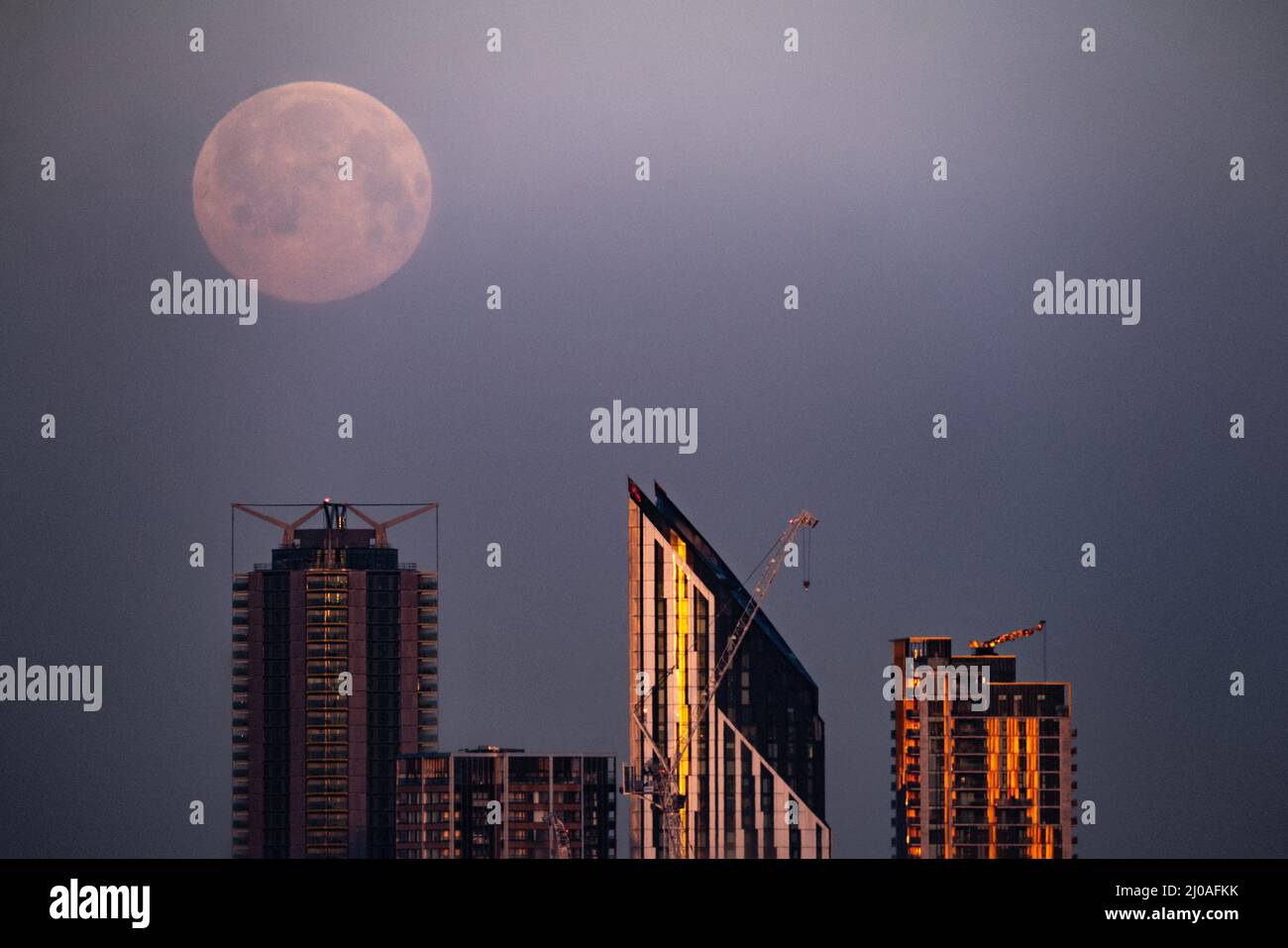 London, UK. 18th March, 2022. UK Weather: Morning sunrise moonset over ...