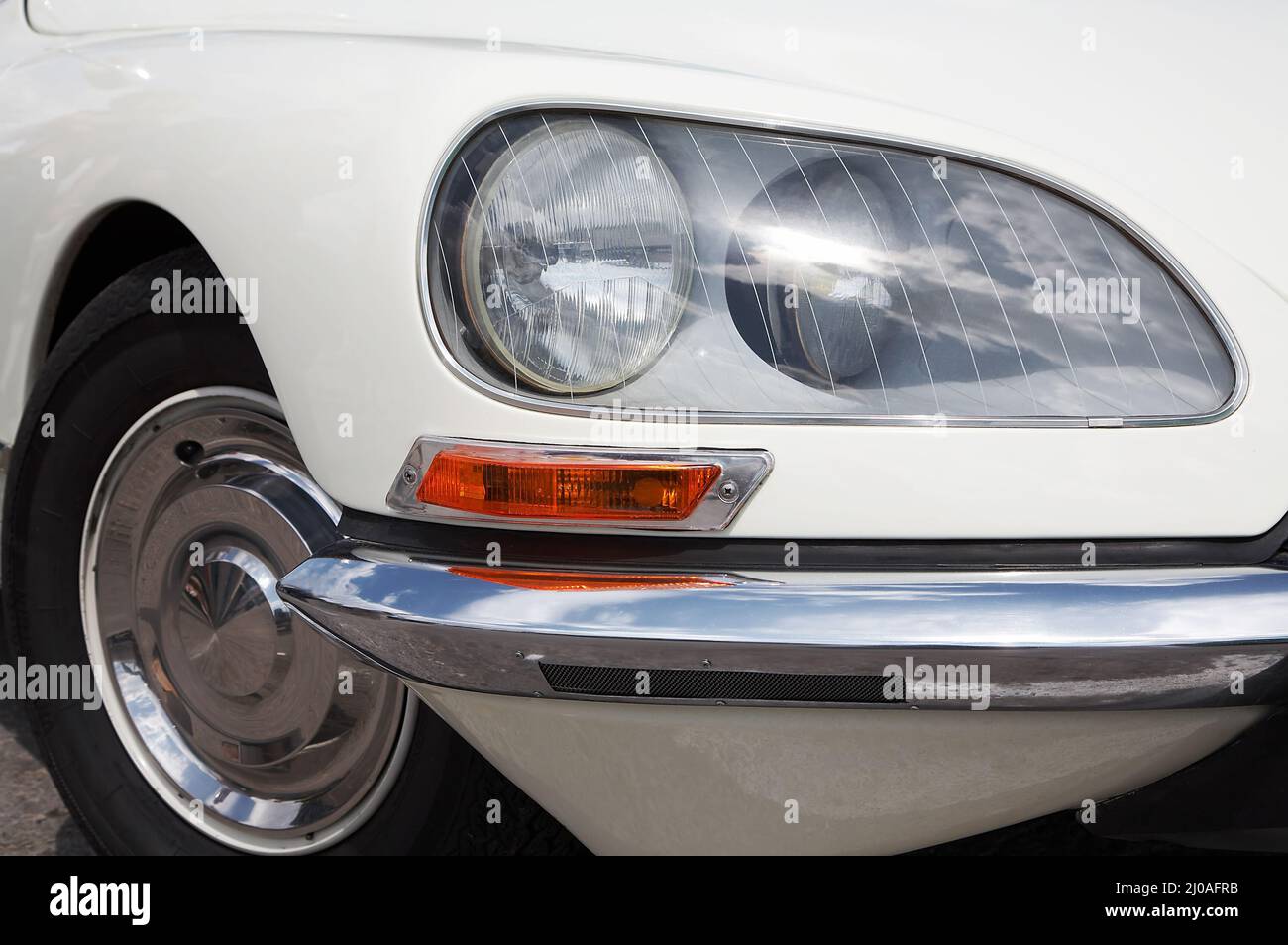 White old car Stock Photo - Alamy