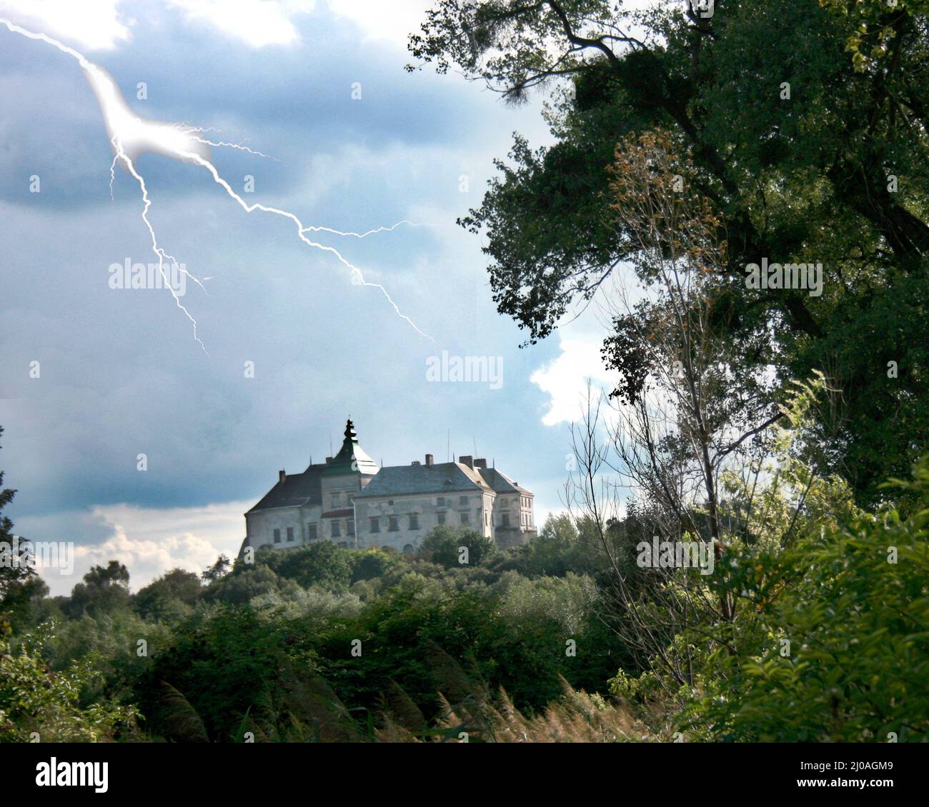Lightning storm castle hi-res stock photography and images - Alamy