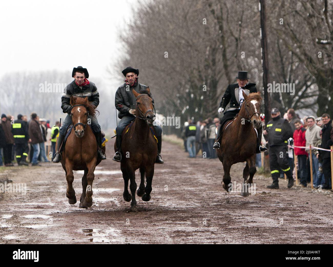 Traditional horse racing competition hi-res stock photography and ...