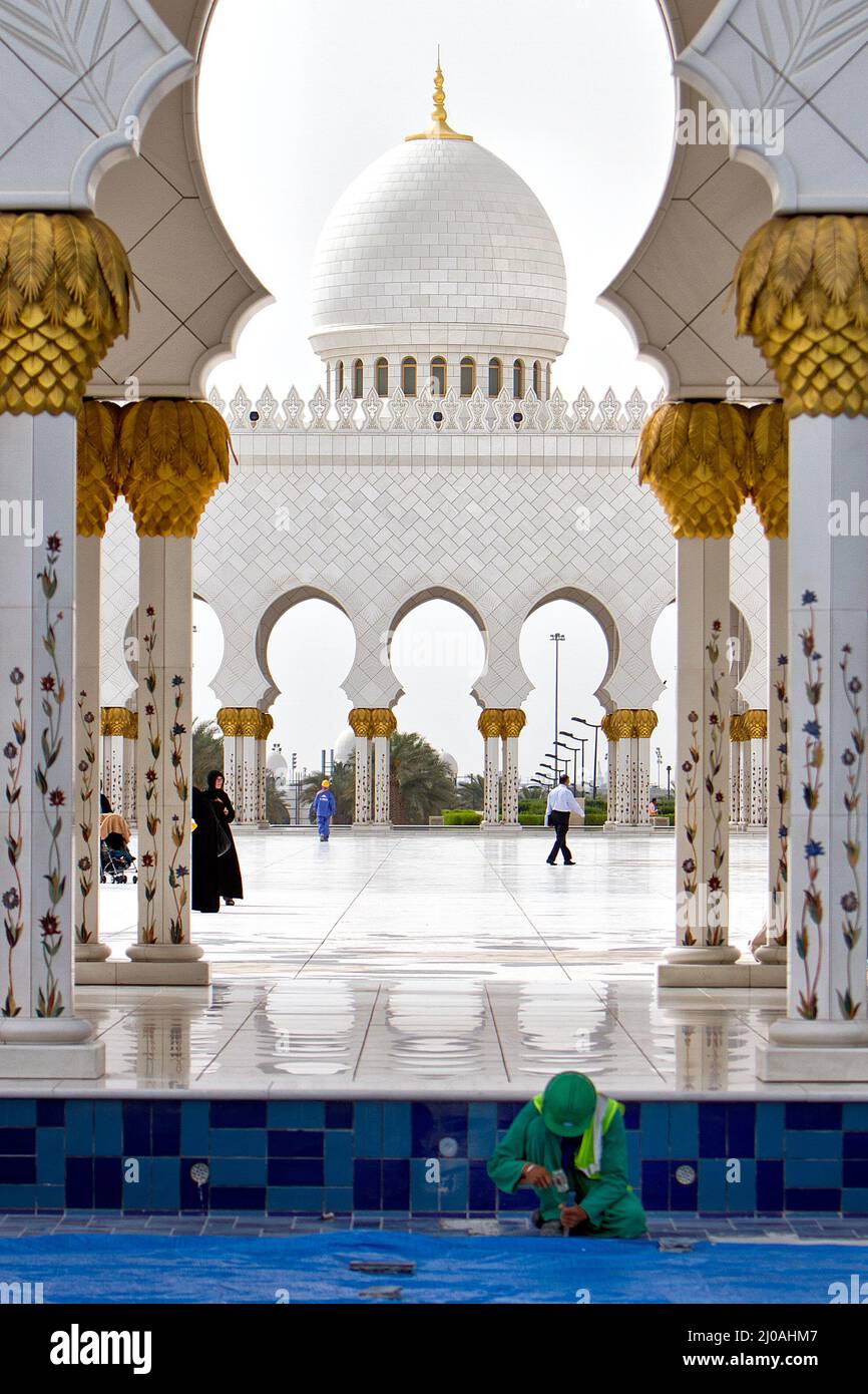 Sheikh zayed portrait hi-res stock photography and images - Alamy