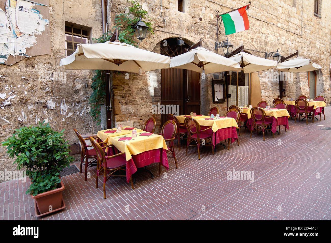 Italian restaurant exterior flag hi-res stock photography and images ...