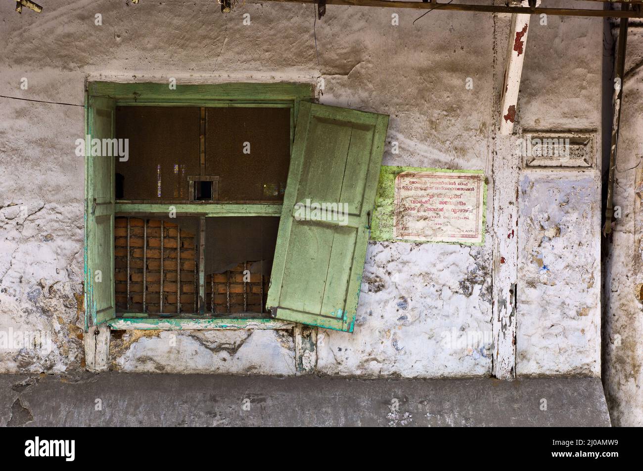 Broken shutter hi-res stock photography and images - Alamy