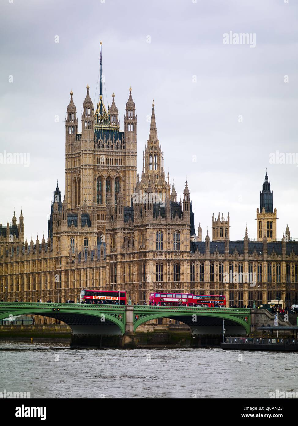 London buckingham palace bus hi-res stock photography and images - Alamy
