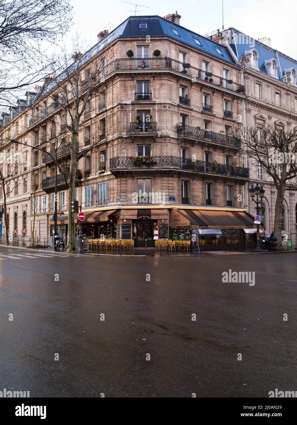 Corner building cafe paris hi-res stock photography and images - Alamy