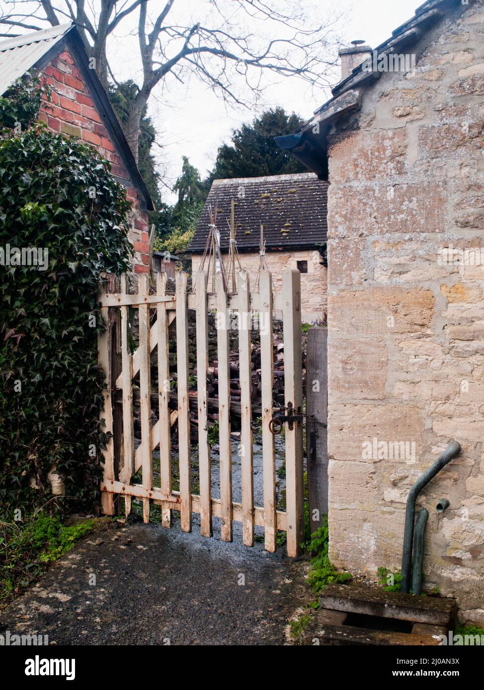 English gate hi-res stock photography and images - Alamy